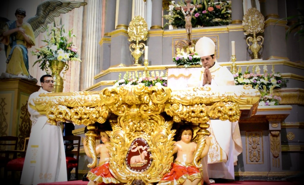 Reliquias de mártires y santos custodian Altar barroco: Templo de Santa ...